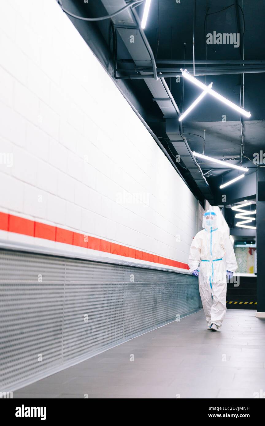 Hospital people walking hi-res stock photography and images - Alamy