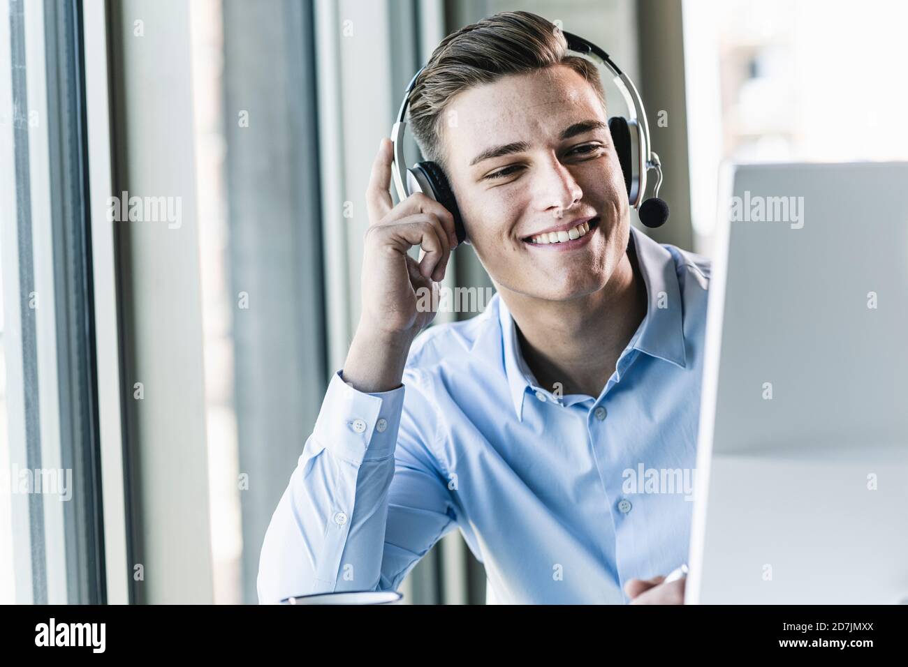 Customer representative talking hi-res stock photography and images - Alamy