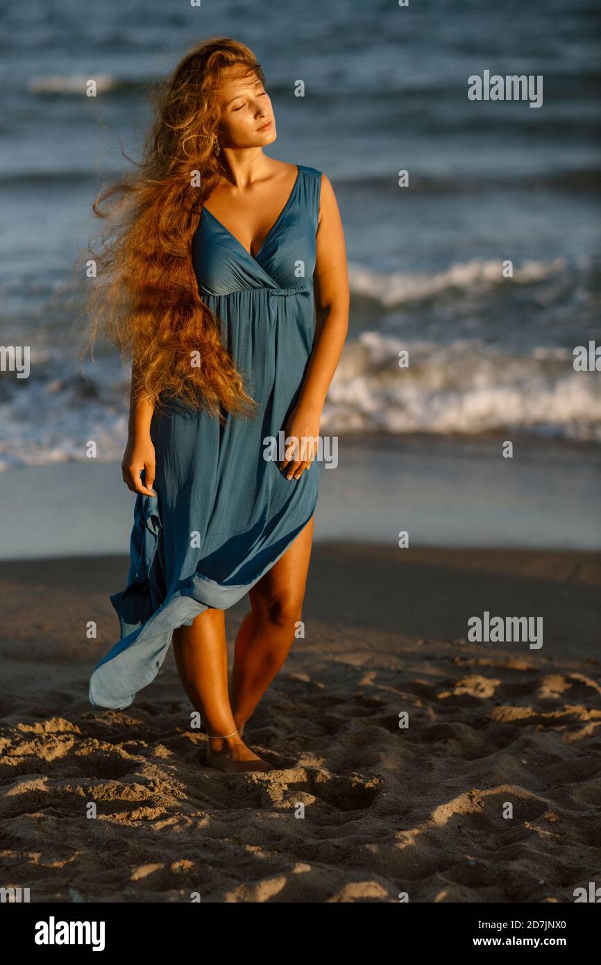 Beautiful woman at the beach hi-res stock photography and images - Alamy