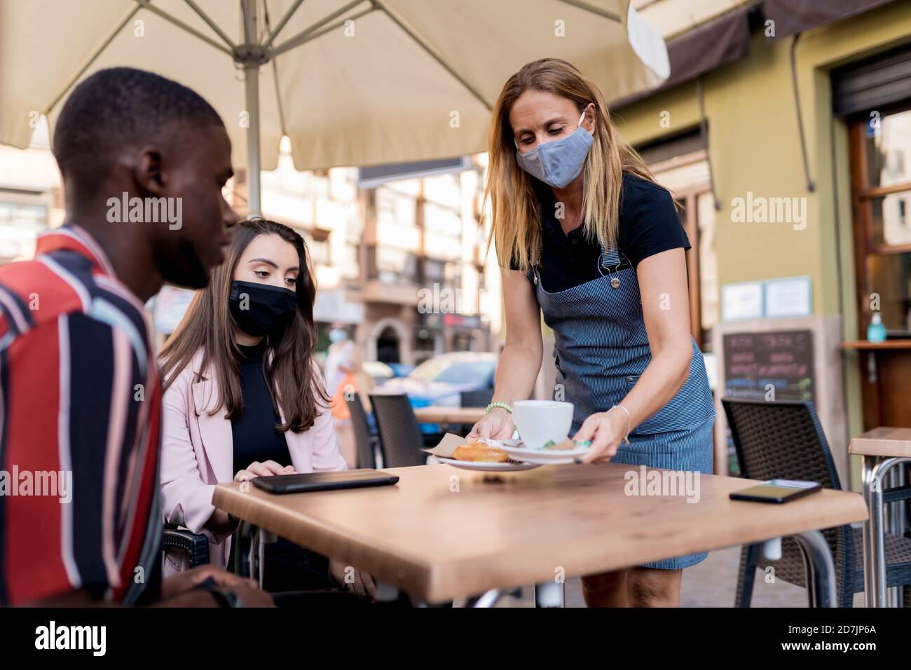 Waitress with face mask hi-res stock photography and images - Alamy