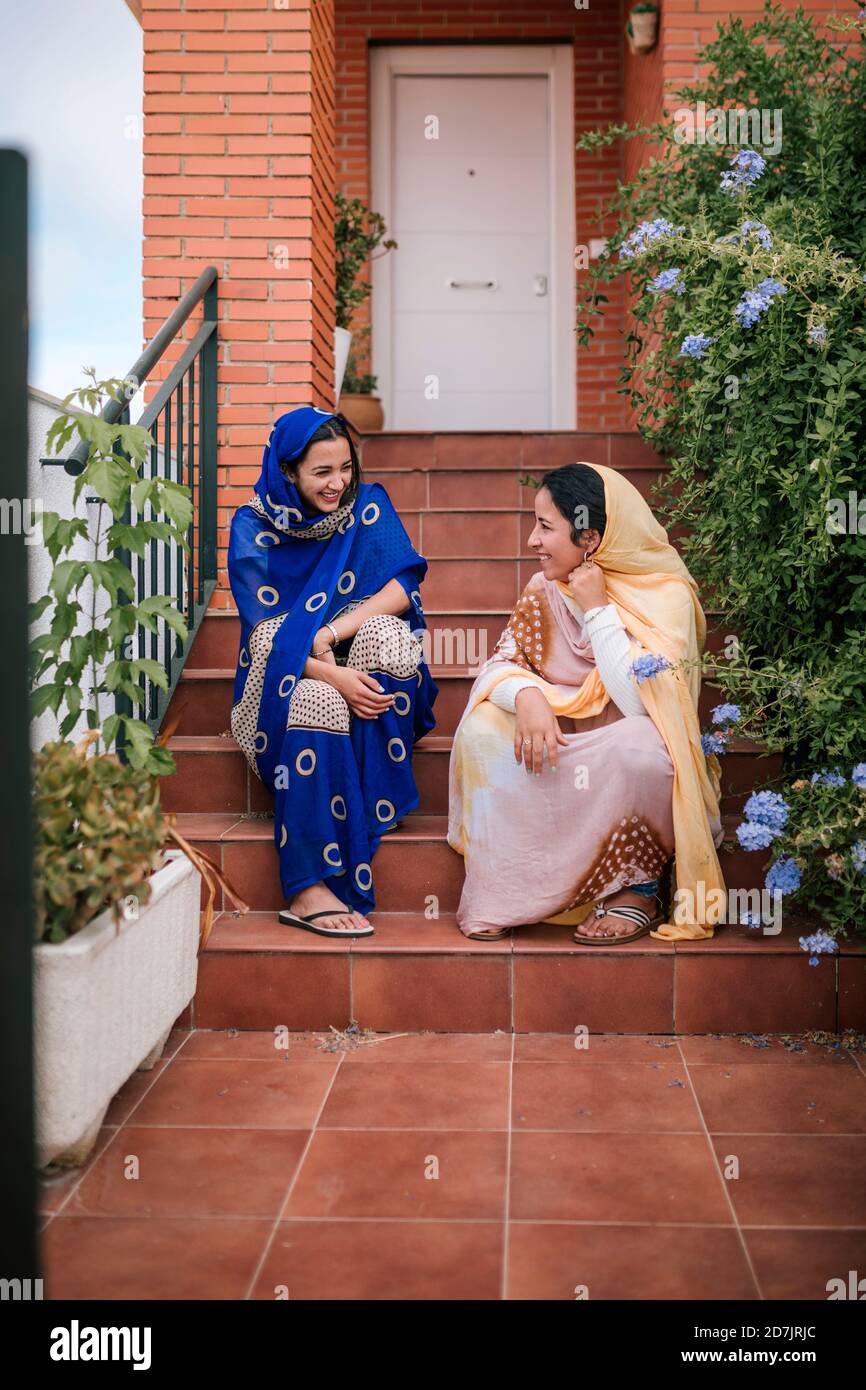 People sitting on steps hi-res stock photography and images - Alamy