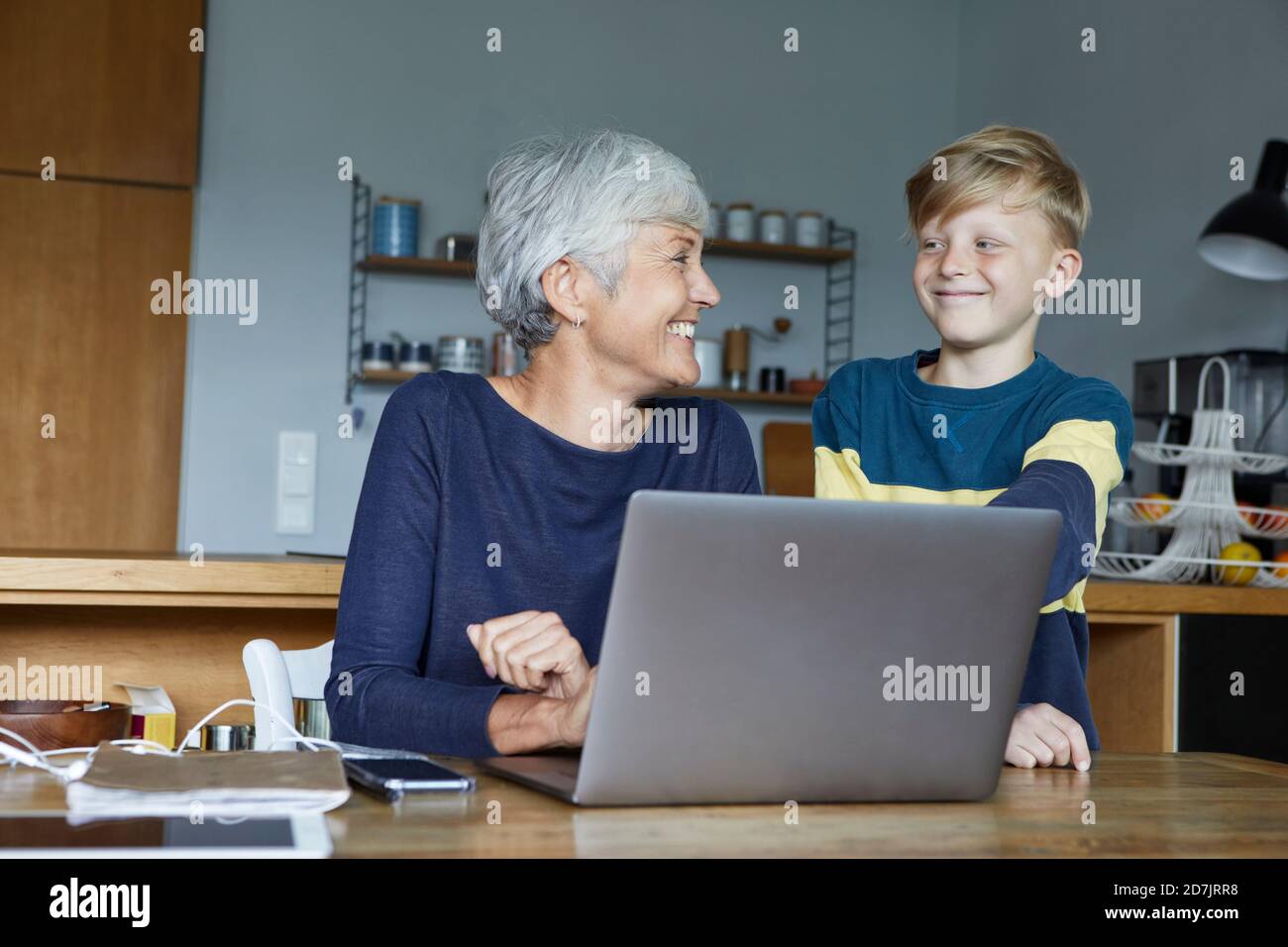 Standing next to table hi-res stock photography and images - Alamy