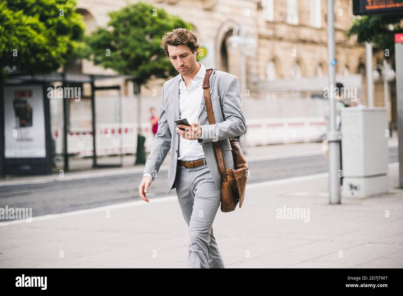 Mobile texting walking hi-res stock photography and images - Alamy