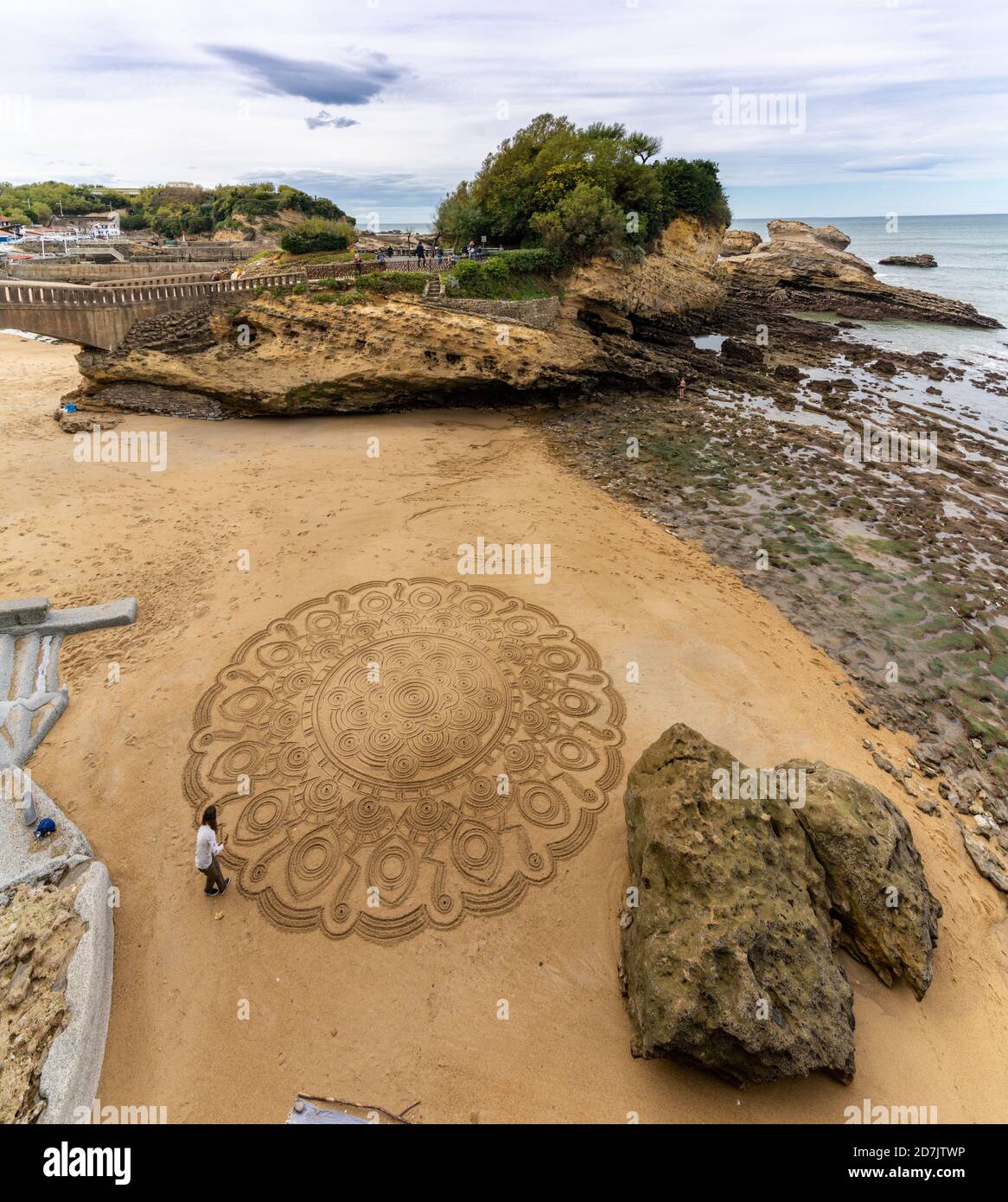 How to draw mandala art hi-res stock photography and images - Alamy