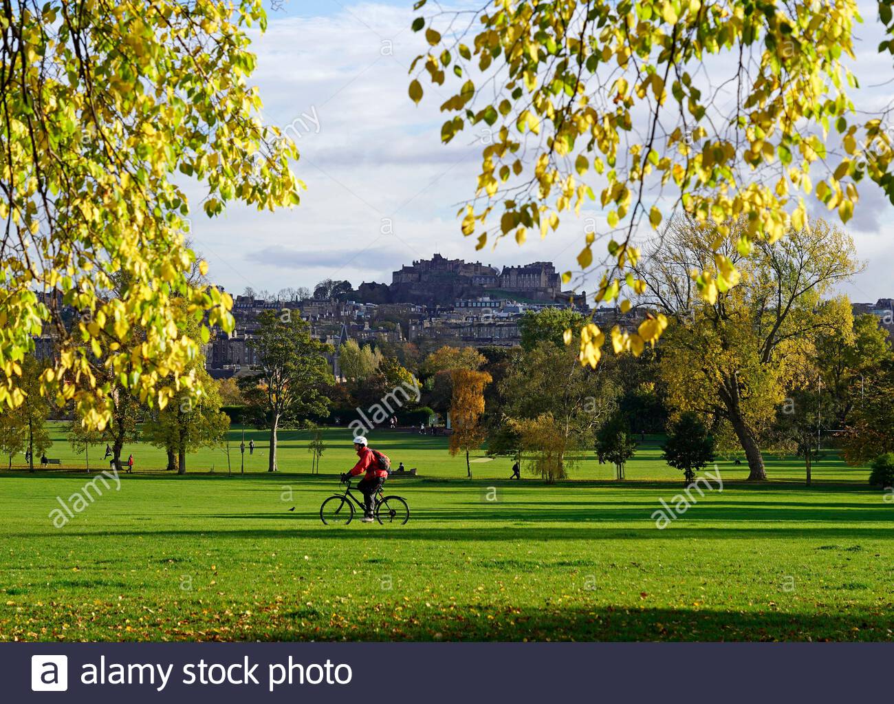 Cycling edinburgh castle hi-res stock photography and images - Alamy