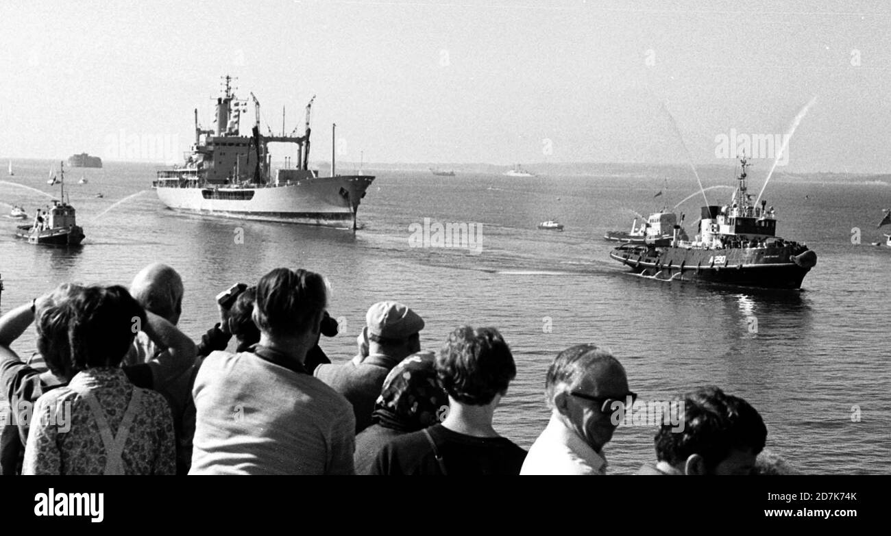 RFA BLUE ROVER RETURNS TO PORTSMOUTH FROM THE FALKLANDS WAR Stock Photo ...