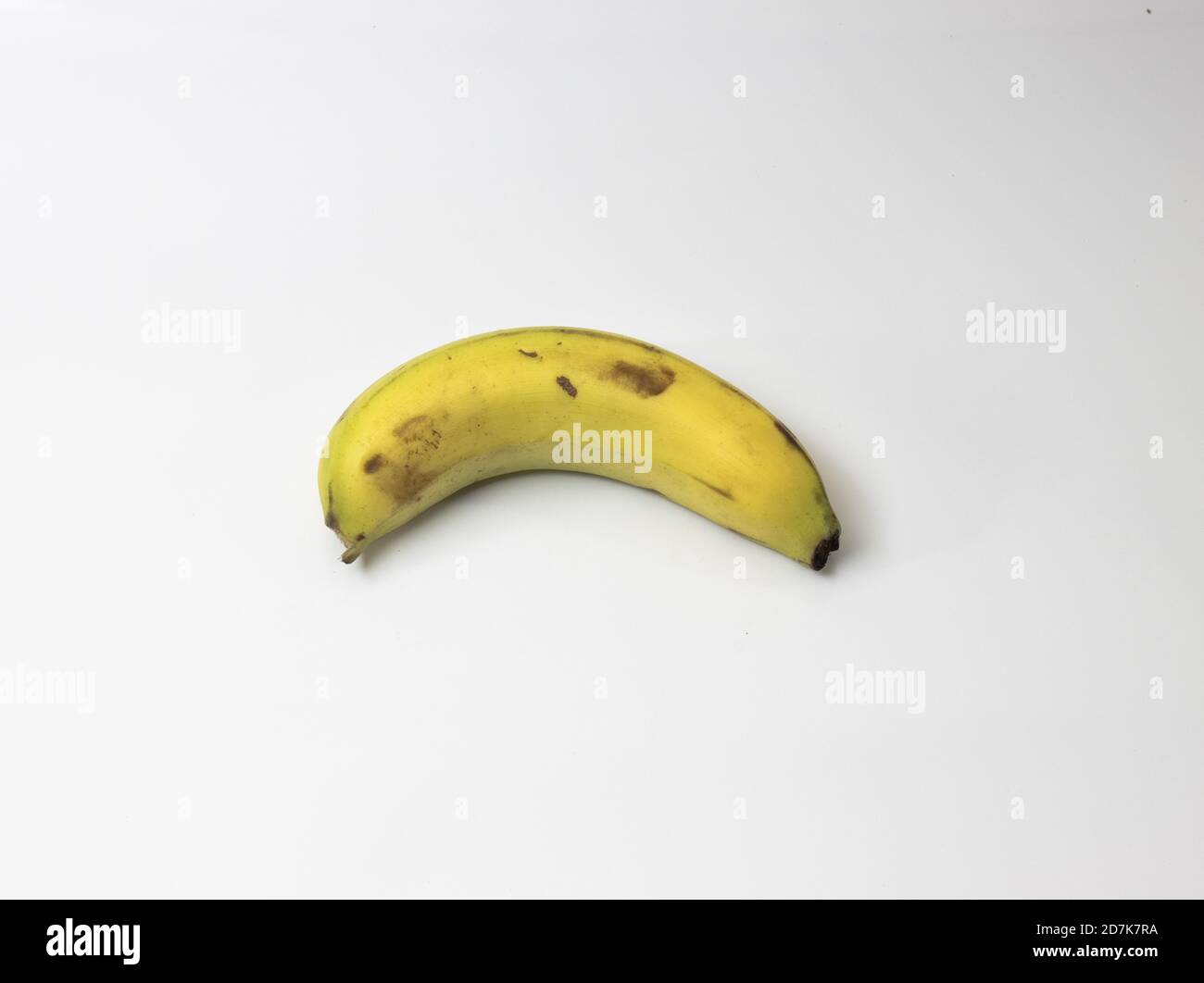 Isolated single ripe banana on white background Stock Photo - Alamy