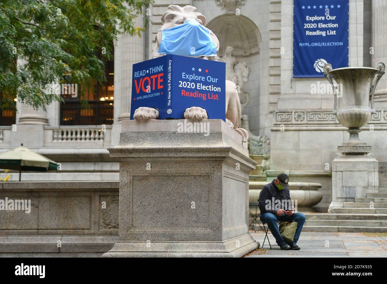 The New York Public Library lions, Patience and Fortitude, wear masks ...