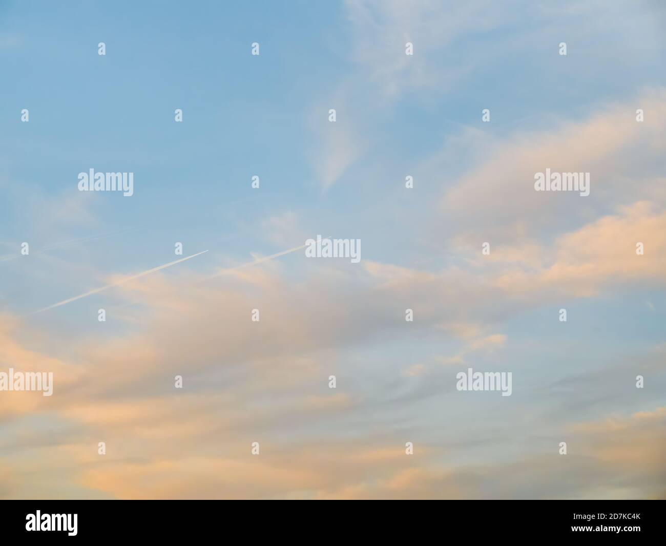 Skyline contrail hi-res stock photography and images - Alamy