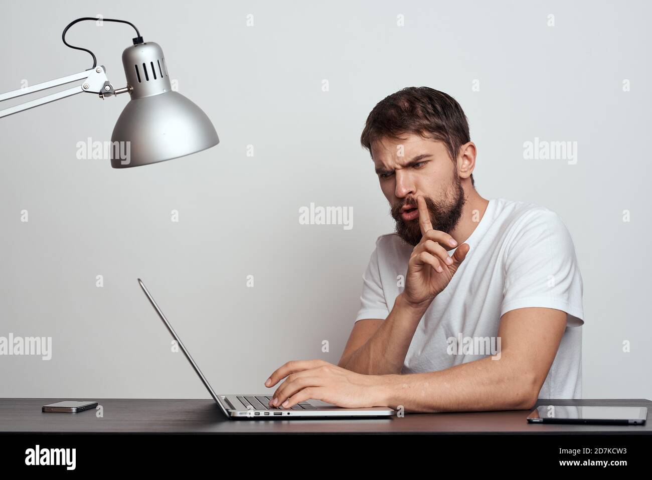 Business man with laptop at the table gestures with hands monitor ...