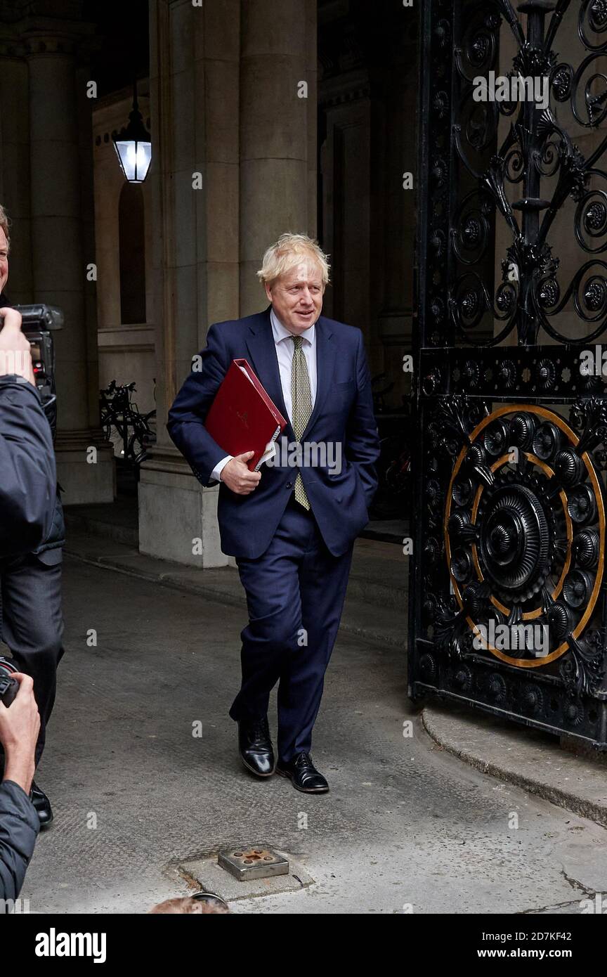 Boris johnson walking looking back hi-res stock photography and images ...