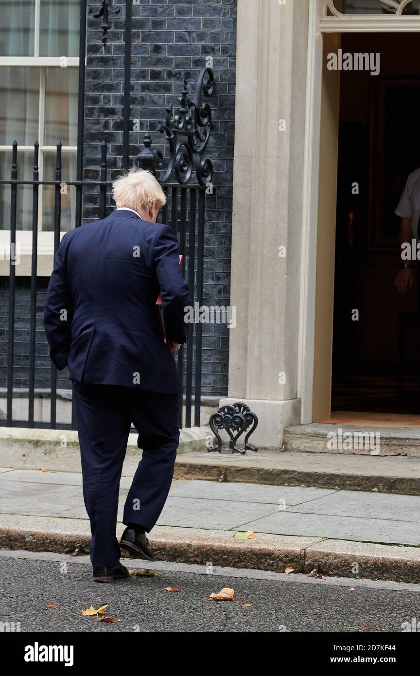 Boris johnson walking looking back hi-res stock photography and images ...