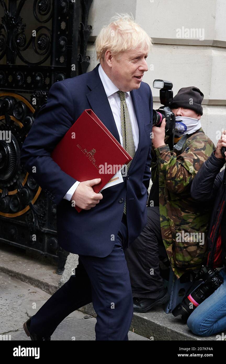 Boris johnson walking looking back hi-res stock photography and images ...
