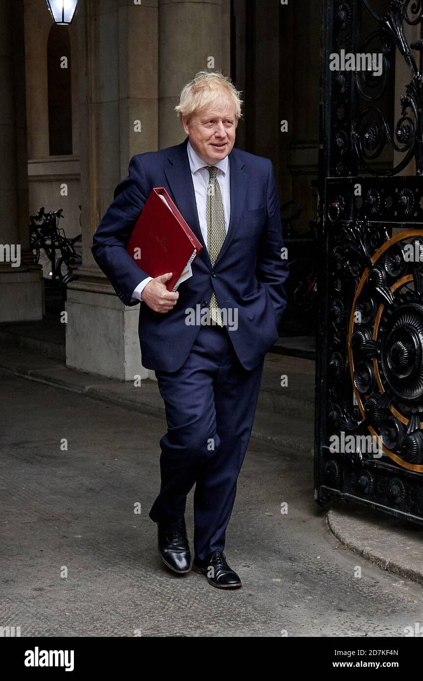 Boris johnson walking looking back hi-res stock photography and images ...