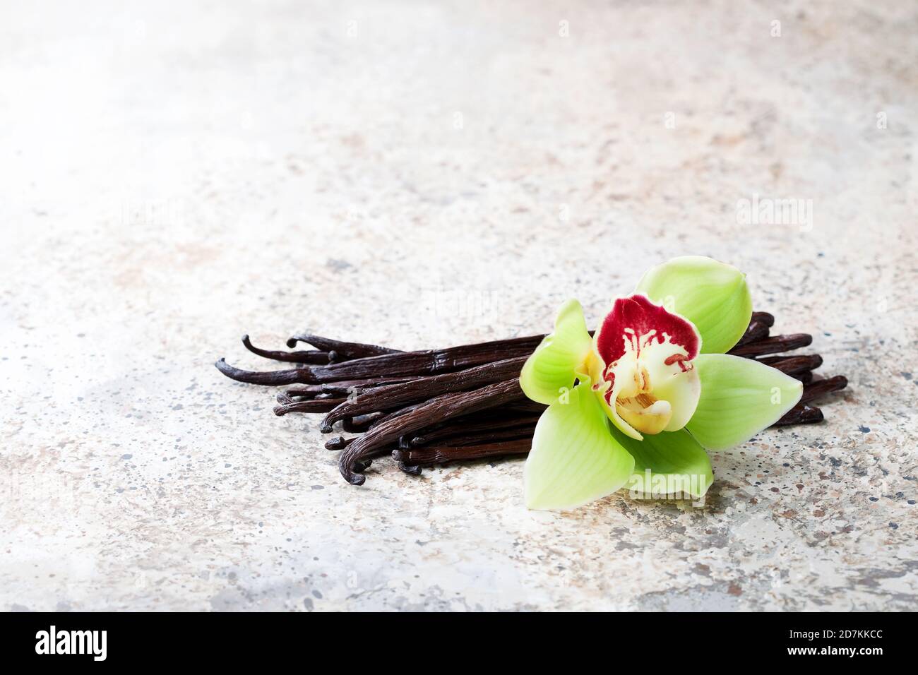 Vanilla pods and flower hi-res stock photography and images - Alamy