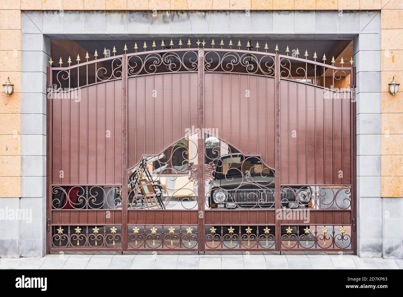 Luxury villa entrance iron gate hi-res stock photography and images - Alamy