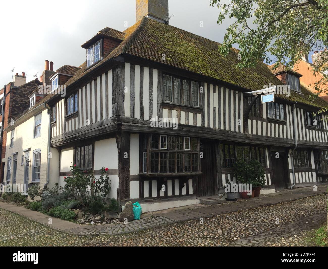 Rye, East Sussex, UK - 10/02/2020: Church Square in Rye old town part ...