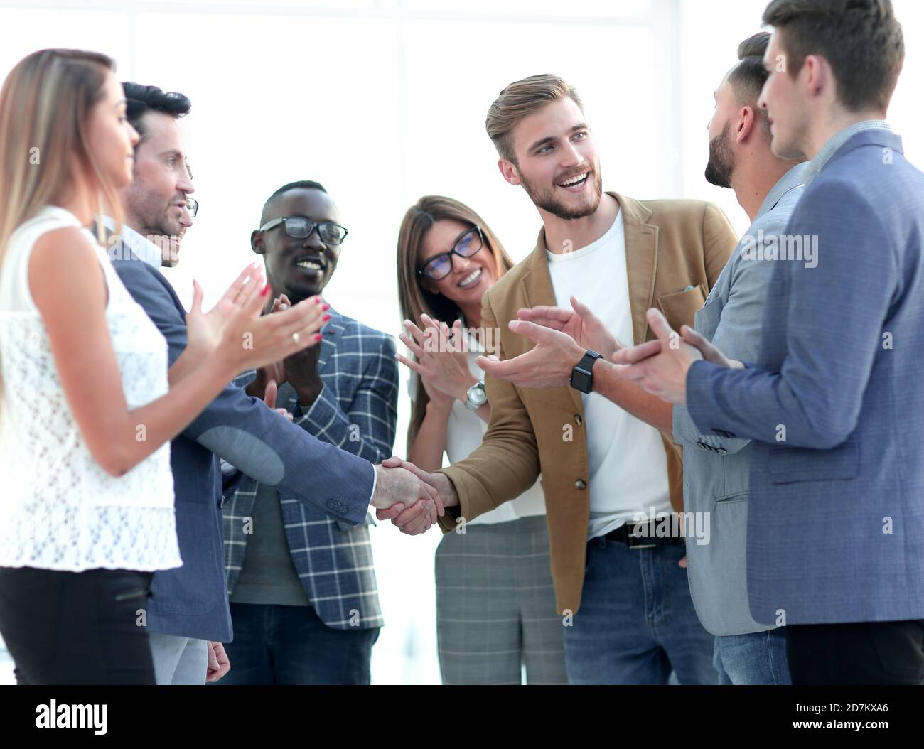 welcome and handshake of business partners Stock Photo - Alamy