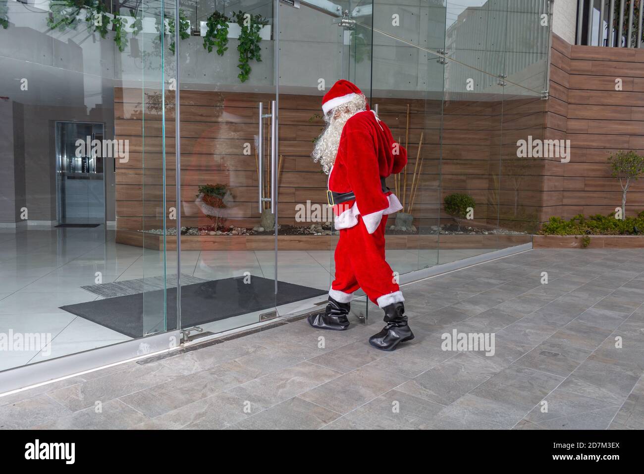Real santa claus hi-res stock photography and images - Alamy