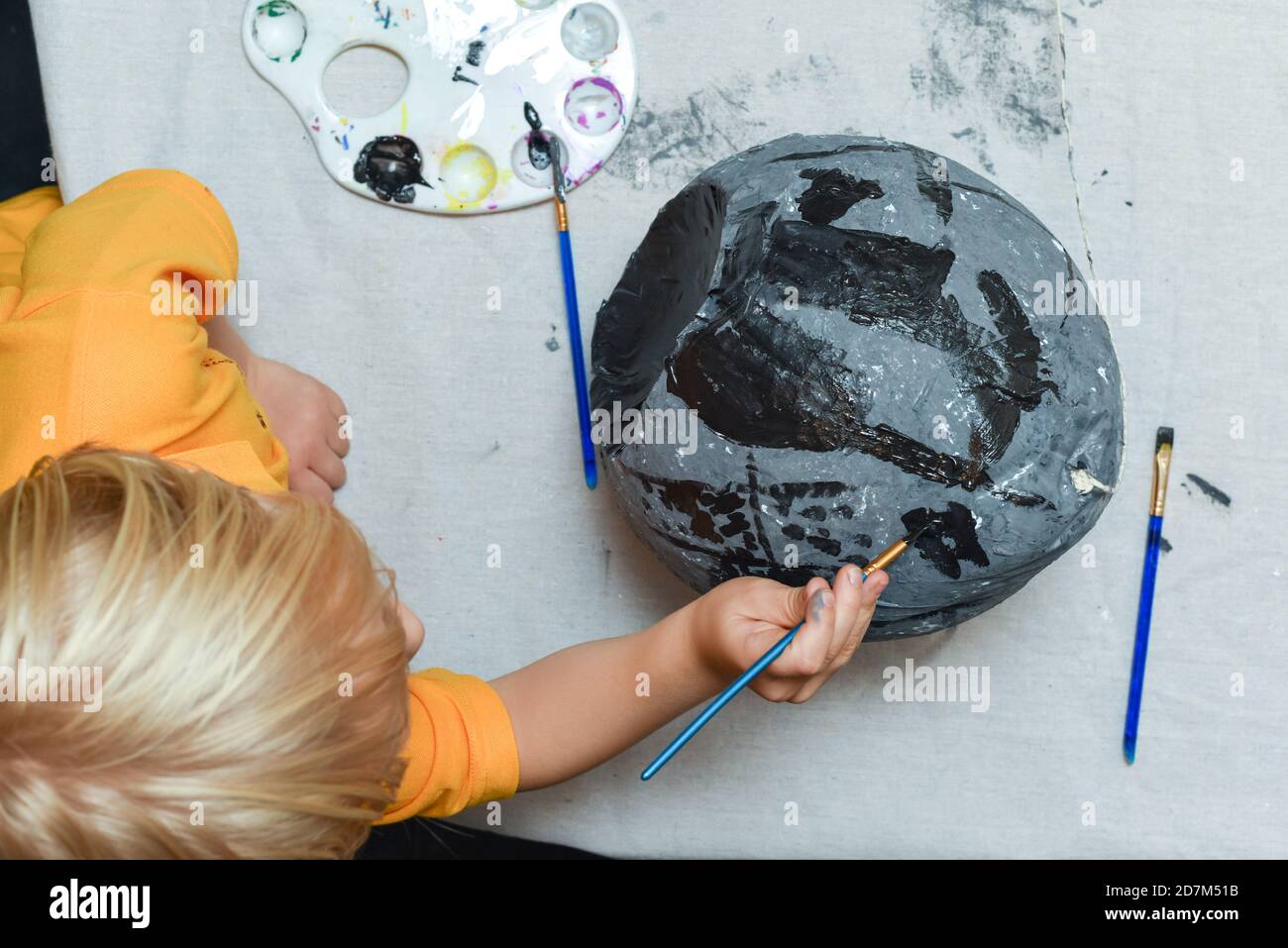 Child doing art hi-res stock photography and images - Alamy