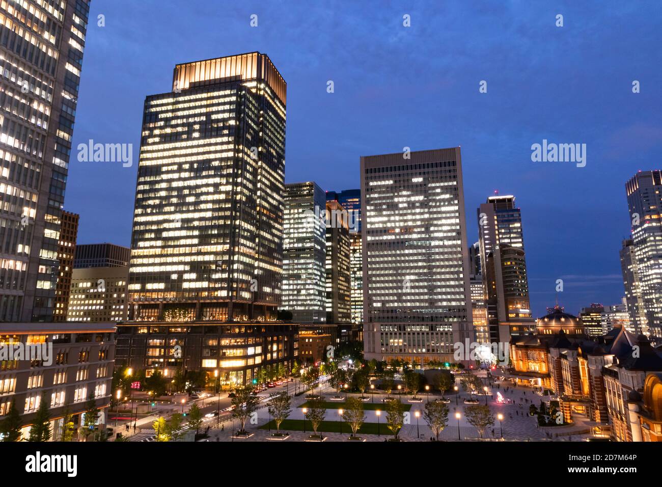 Marunouchi office buildings hi-res stock photography and images - Alamy