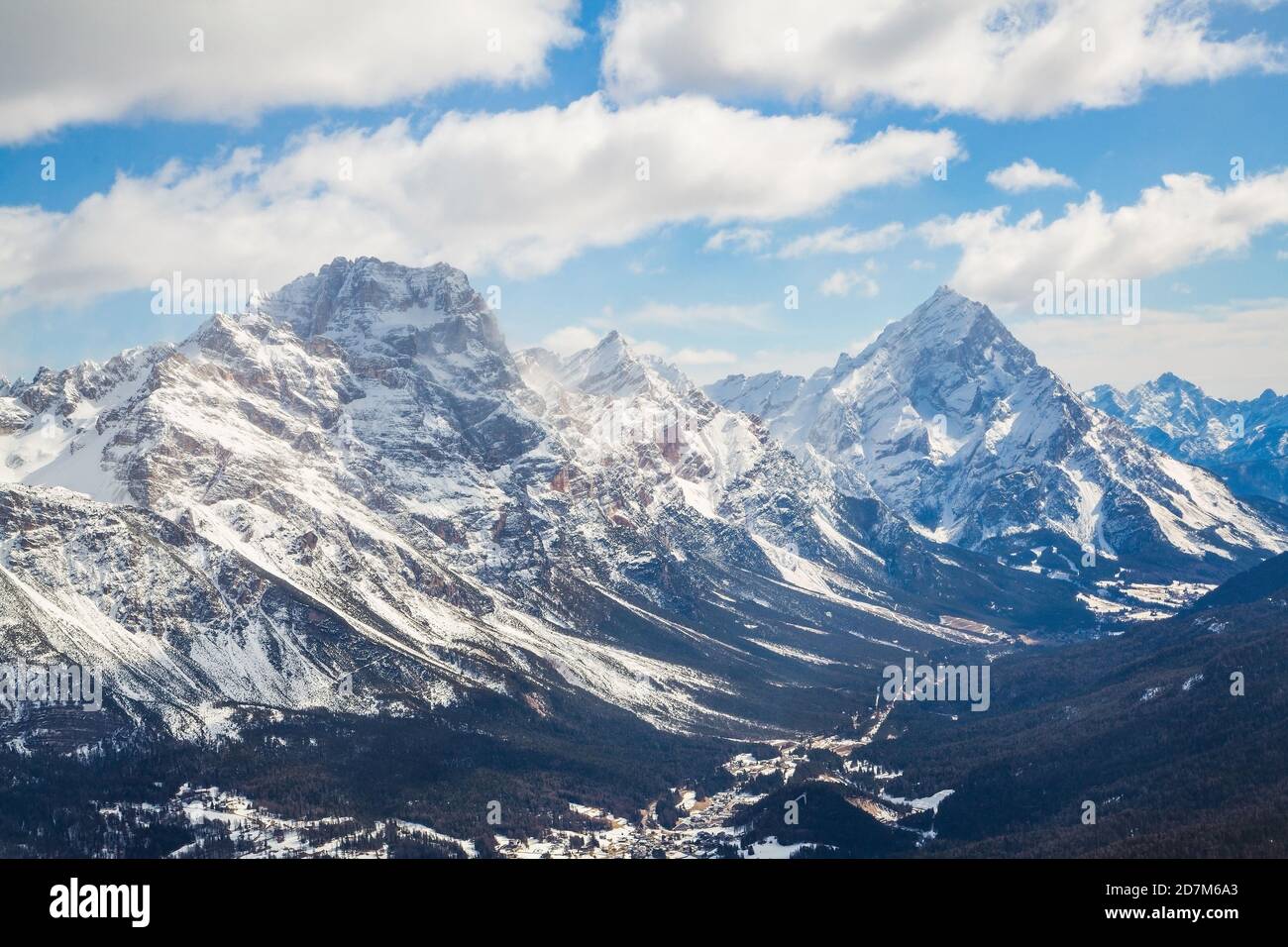 Beautiful shot mighty mountain hi-res stock photography and images - Alamy