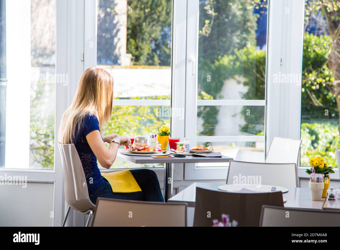 Woman restaurant alone hi-res stock photography and images - Alamy