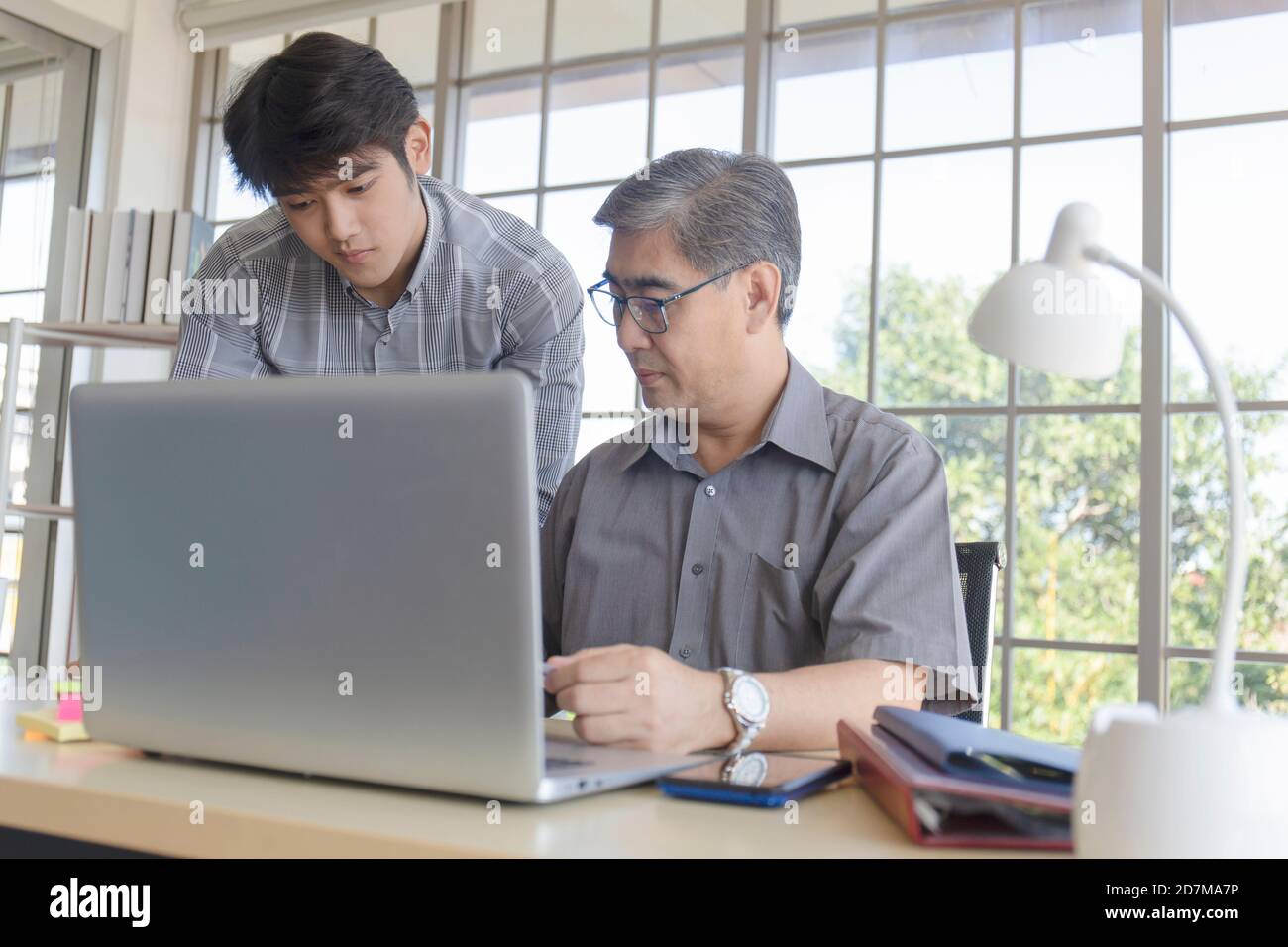 Woman father work office hi-res stock photography and images - Alamy