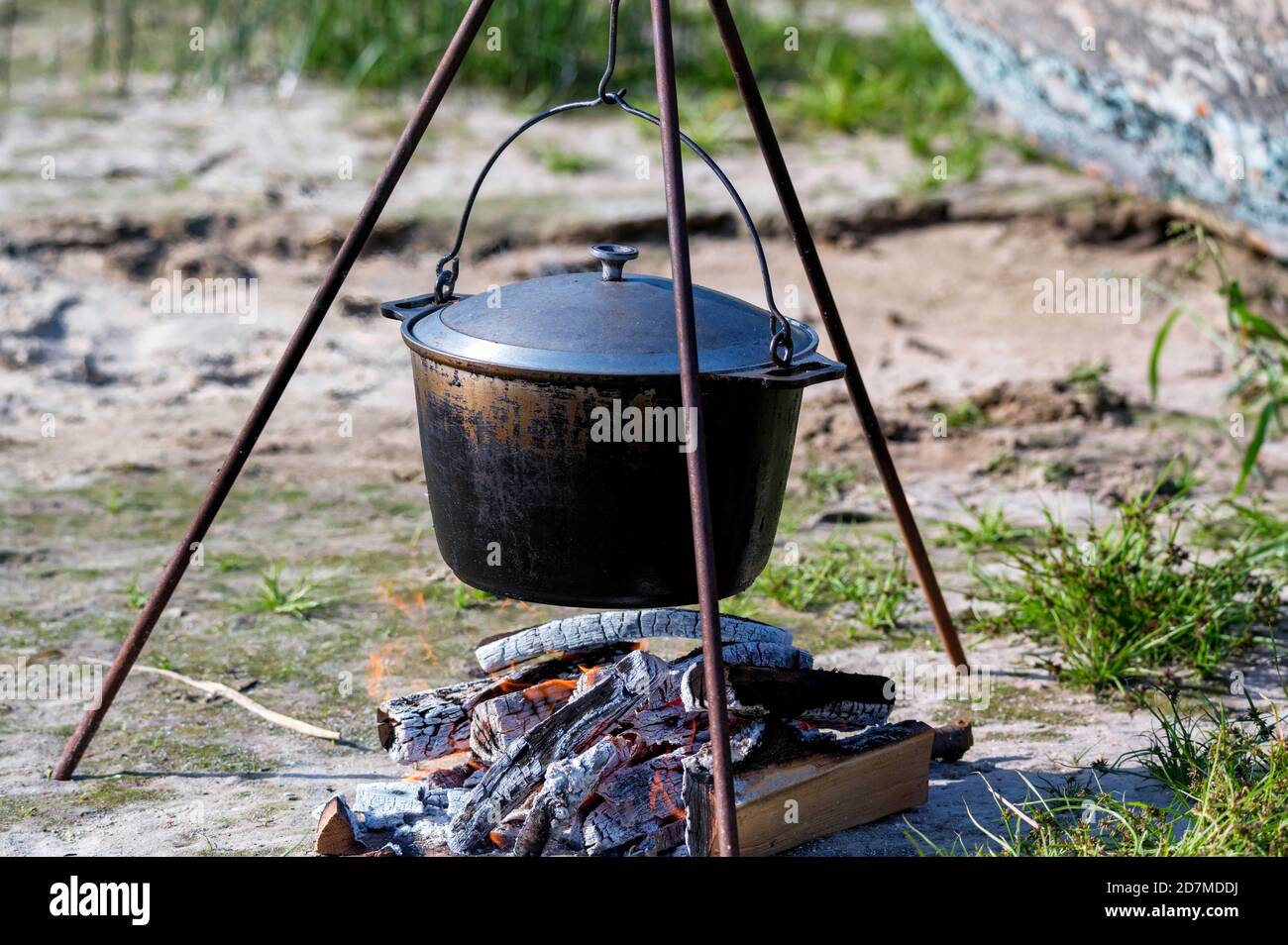 Closed cast iron pot on the fire ready for cooking Stock Photo - Alamy