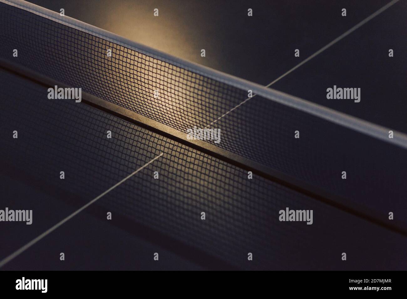 Net going through the middle of a tennis court Stock Photo - Alamy