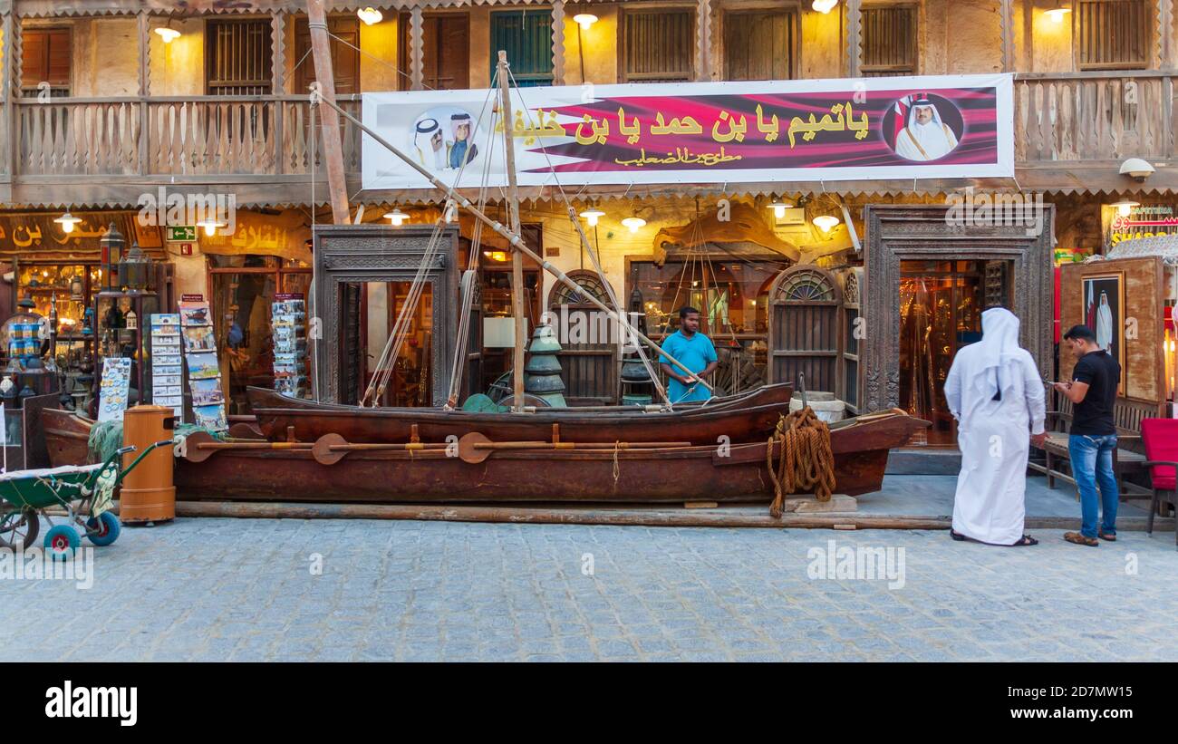 Doha traditional clothing hi-res stock photography and images - Alamy