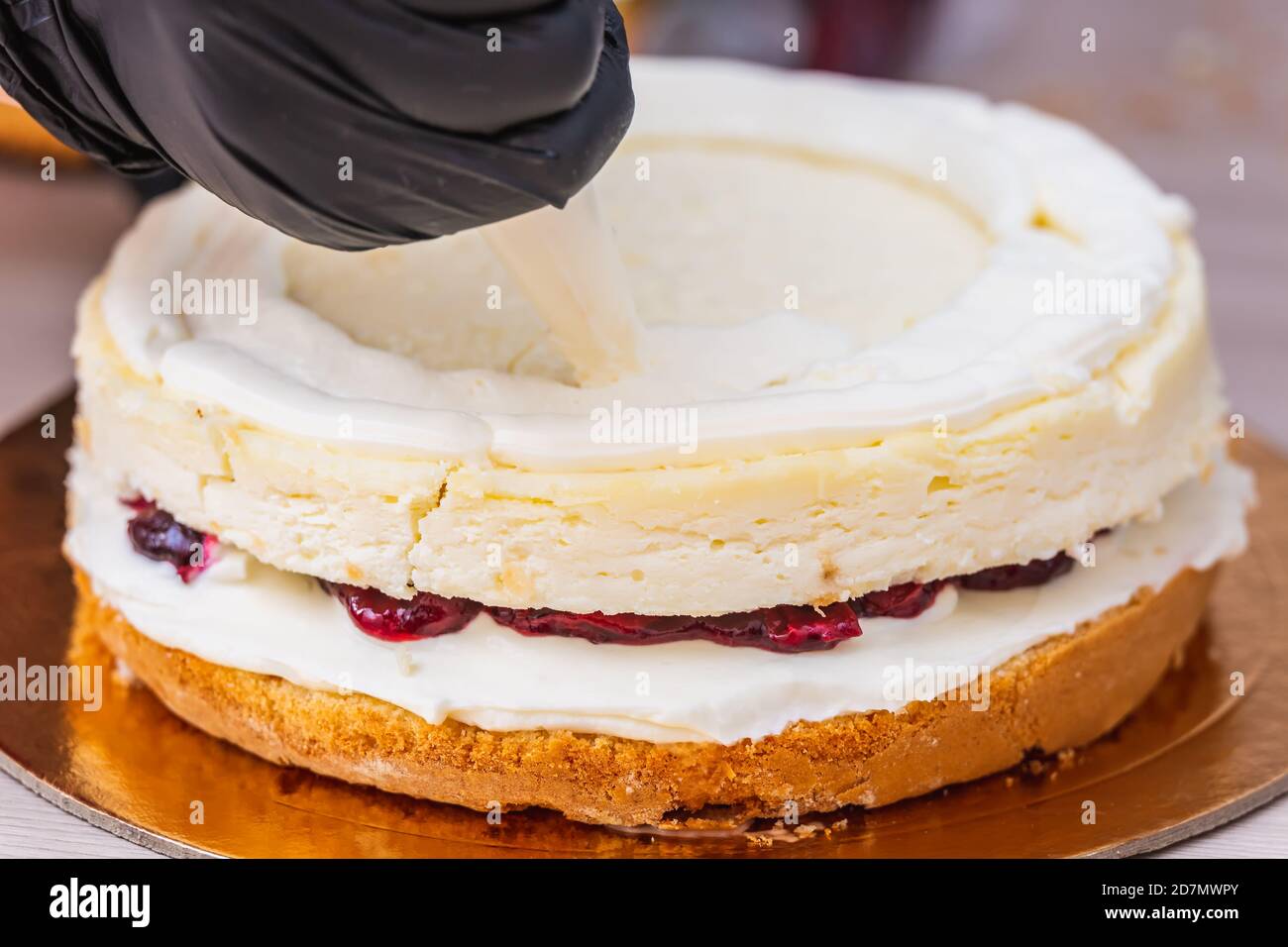 Decorating cake squeeze hi-res stock photography and images - Alamy
