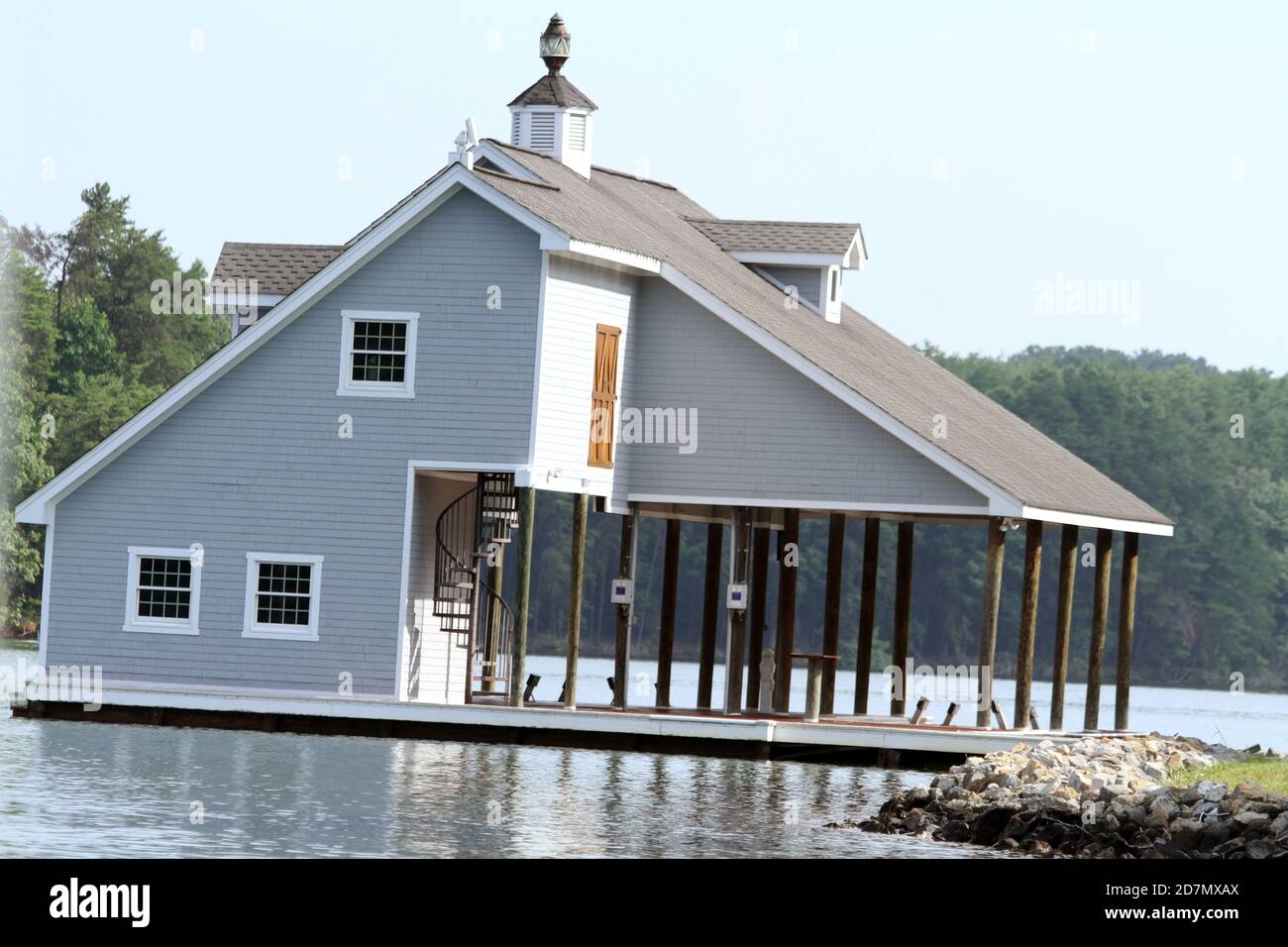 Floating dock by the lake in Virginia, USA Stock Photo - Alamy