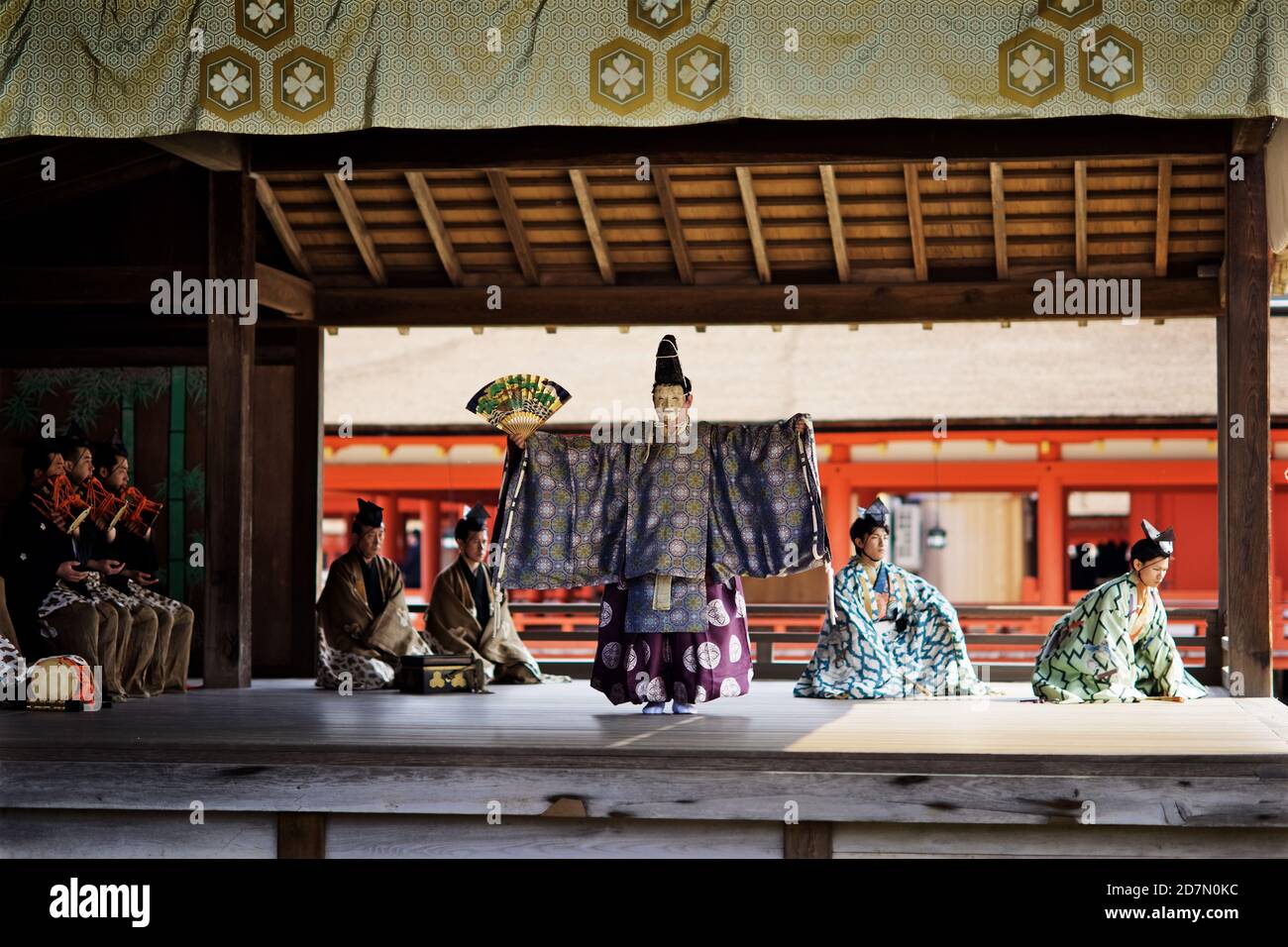 Noh actor stage hi-res stock photography and images - Alamy