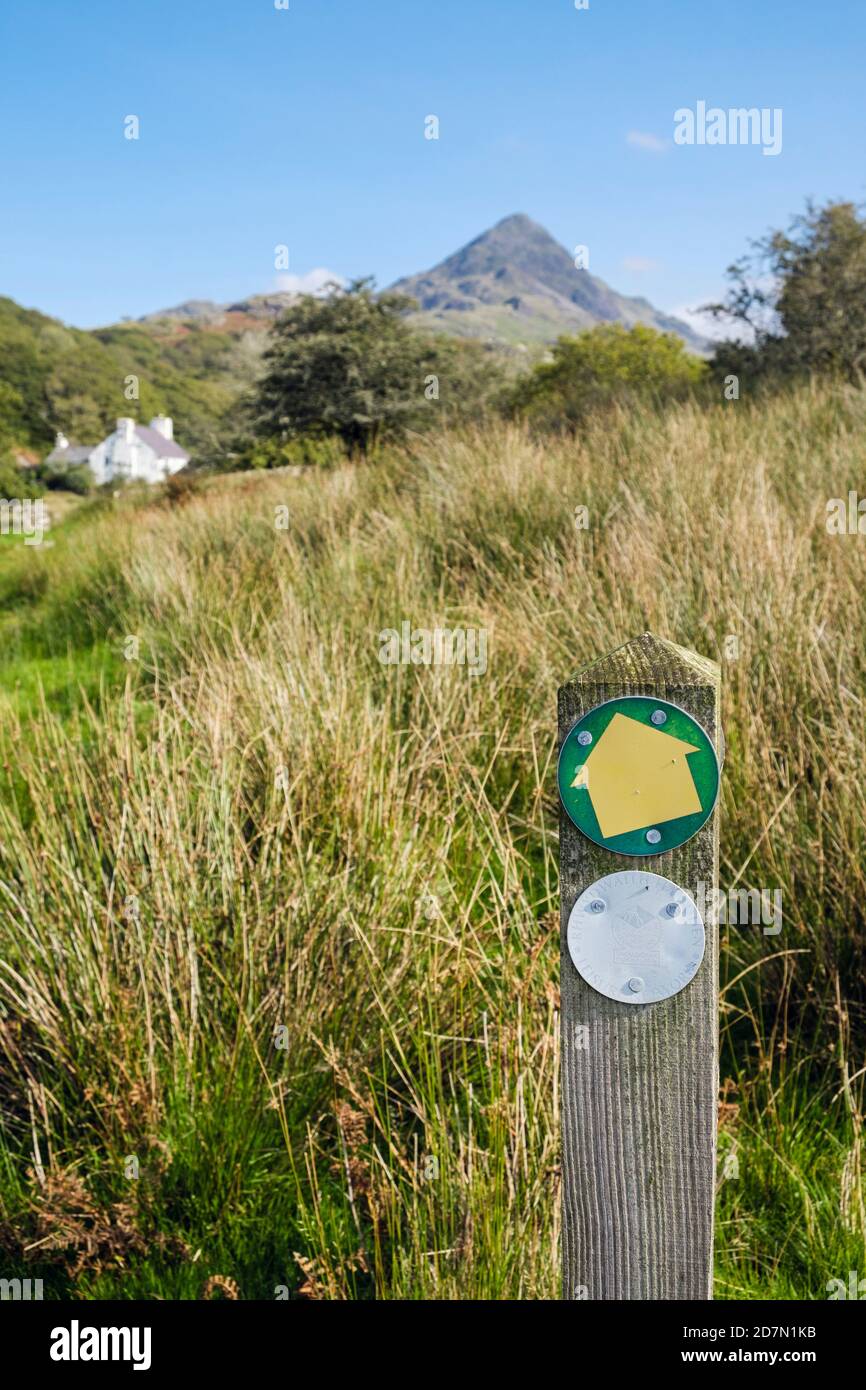 Footpath waymarker sign in Snowdonia National Park countryside with ...
