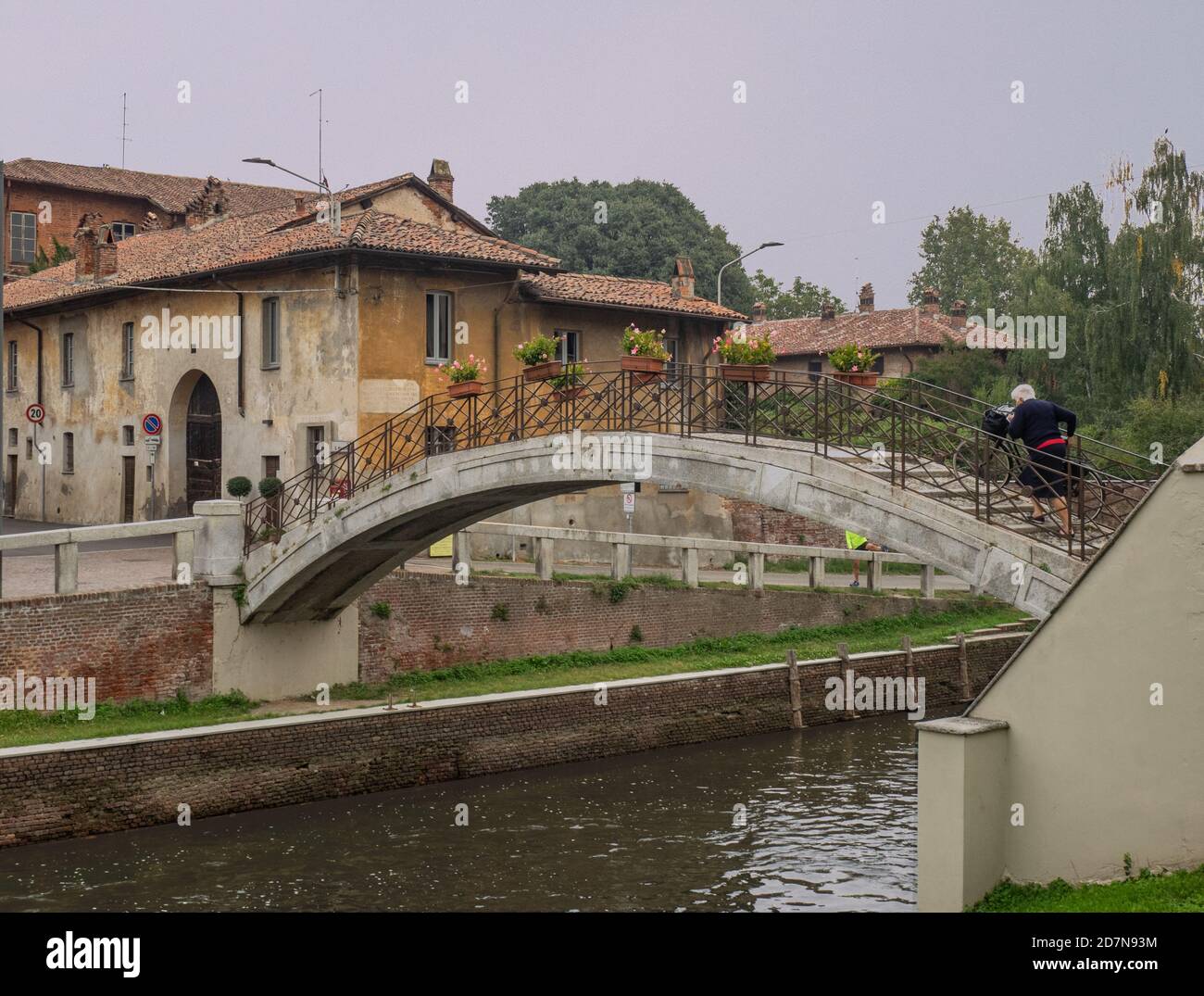 Pedestrian crossing milan hi-res stock photography and images - Alamy