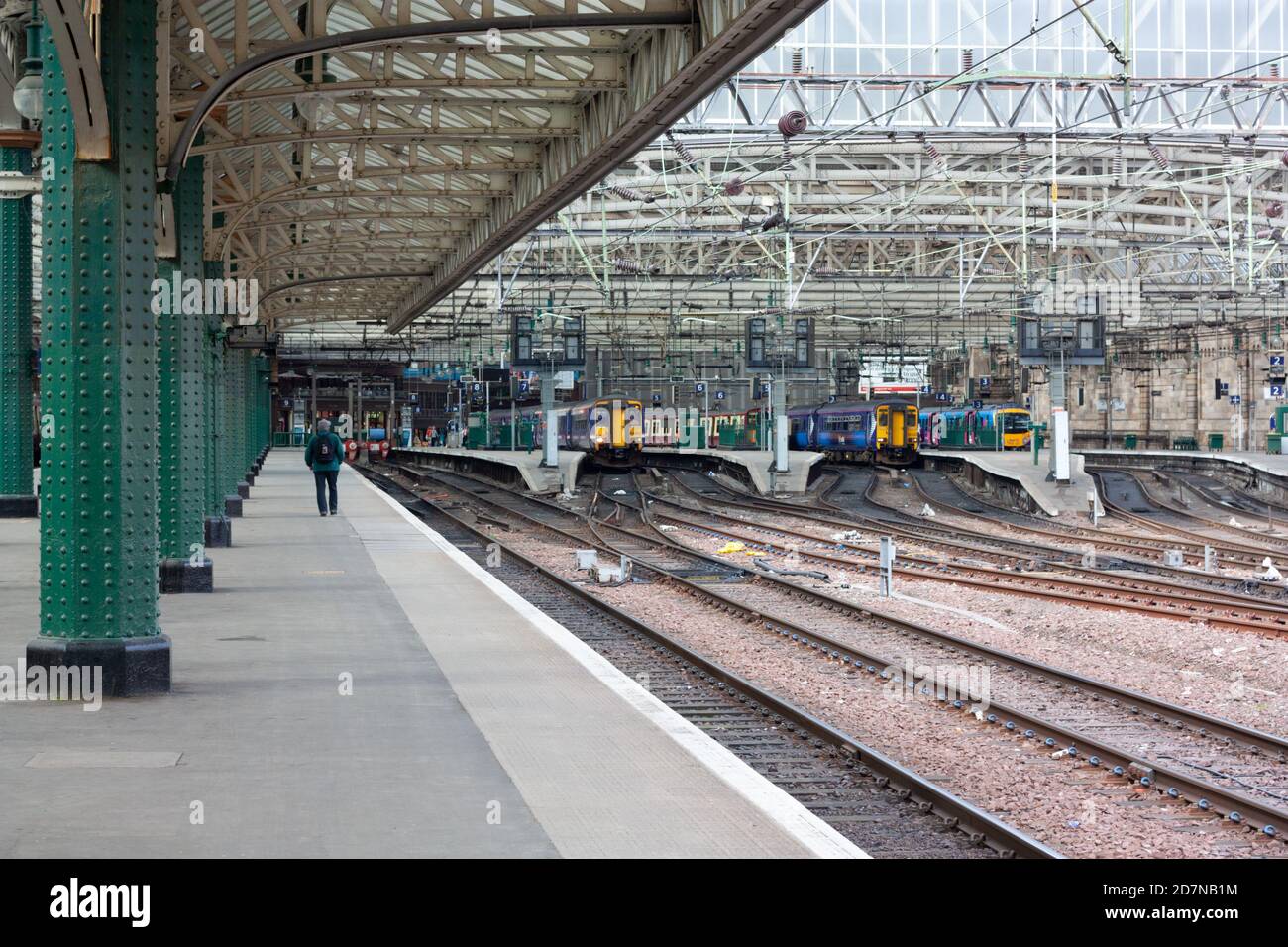 Glasgow Central Platform 9, April 2010. Ticket gates have since made it ...
