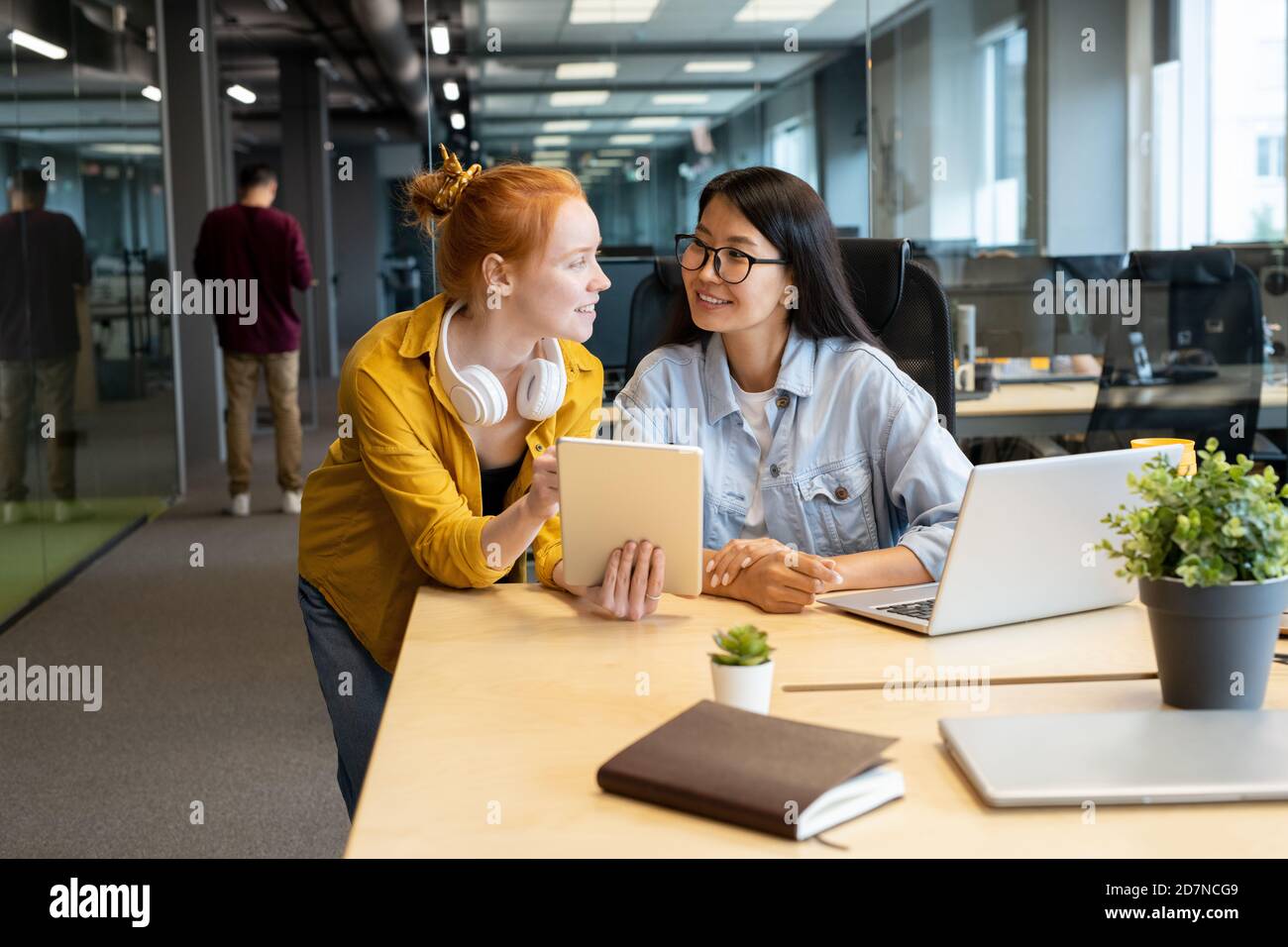 People talking to one another hi-res stock photography and images - Alamy