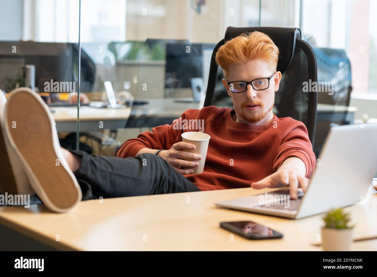 Relaxed office hi-res stock photography and images - Alamy