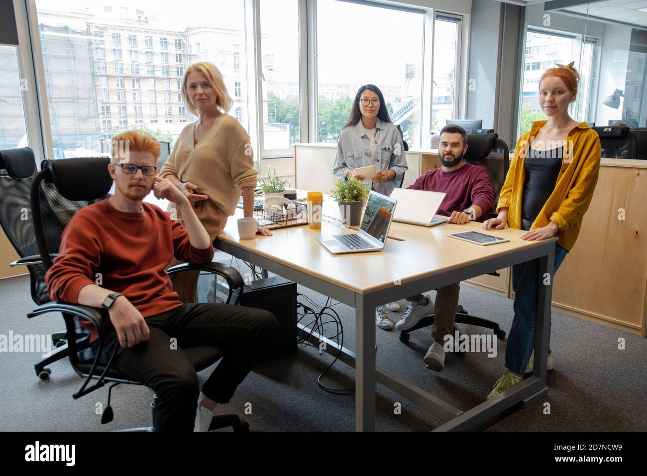 People gathered hi-res stock photography and images - Alamy