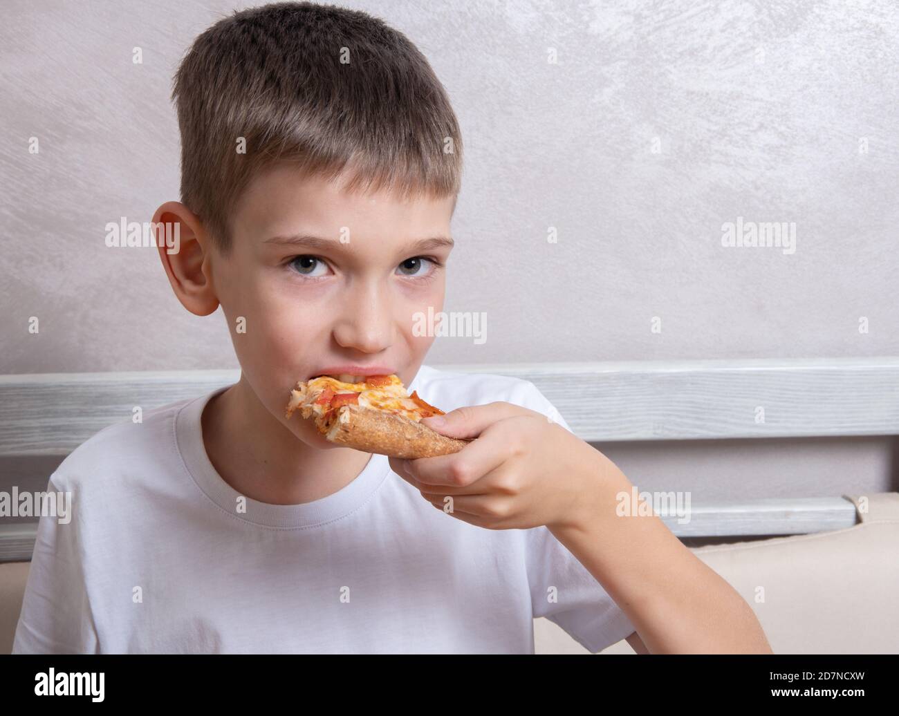 Child eating pizza slice hi-res stock photography and images - Alamy
