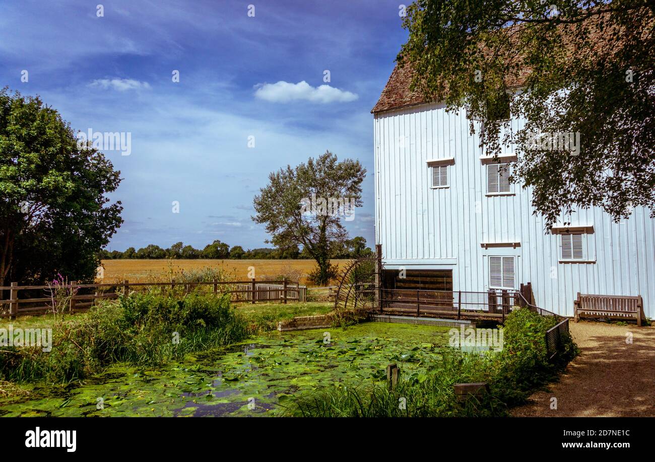 English barn hi-res stock photography and images - Alamy