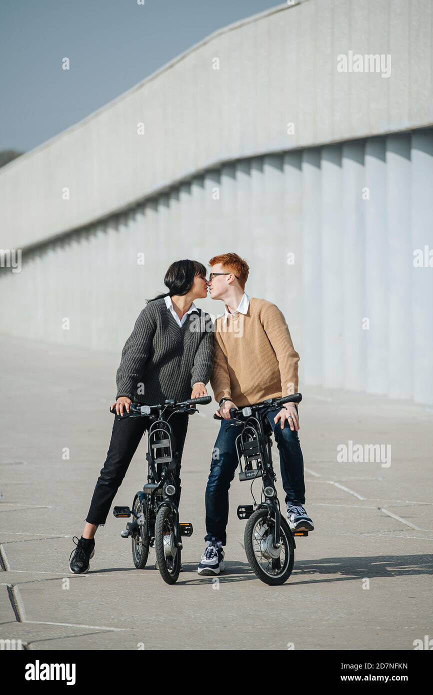 Kissing couple with bicycle hi-res stock photography and images - Alamy