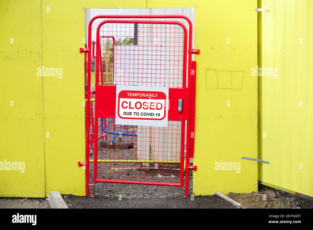 Closed building site sign due to Coronavirus Covid-19 Stock Photo - Alamy