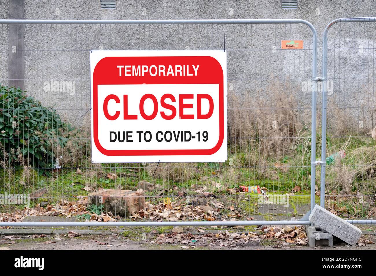 Closed building site sign due to Coronavirus Covid-19 Stock Photo - Alamy