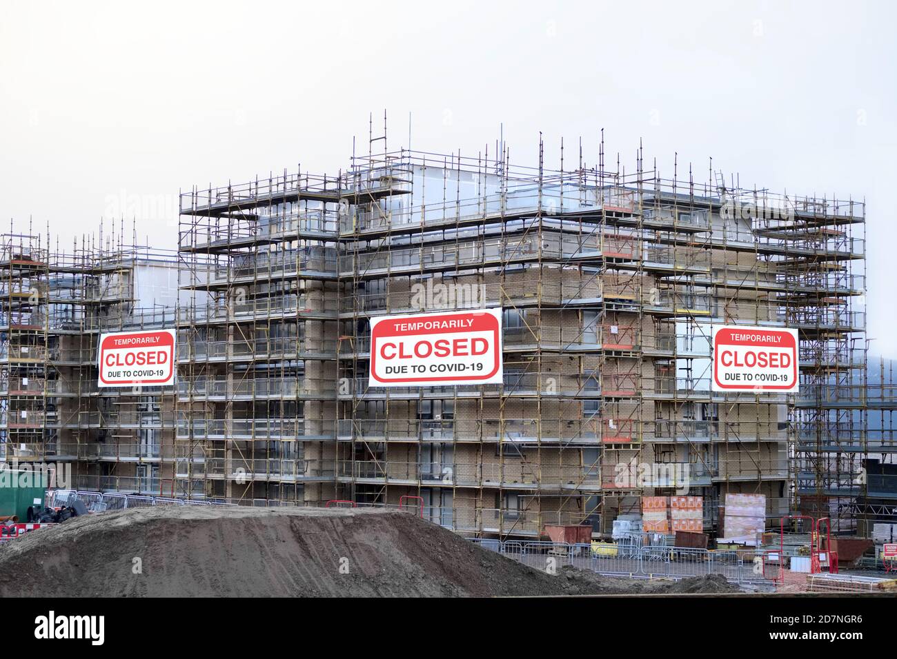 Closed building site sign due to Coronavirus Covid-19 Stock Photo - Alamy