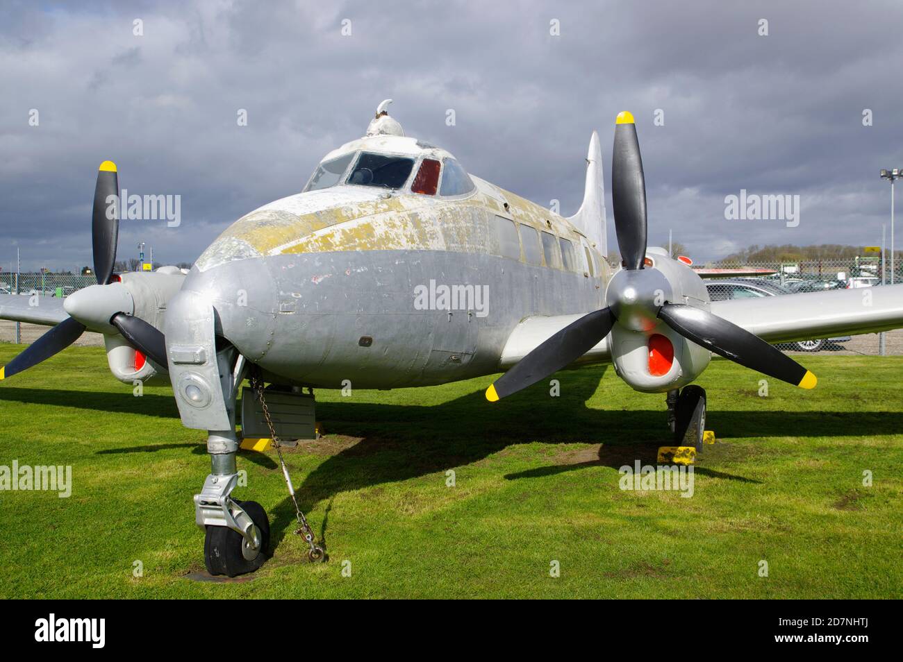 de Havilland DH104 Dove G-AHRI Stock Photo - Alamy