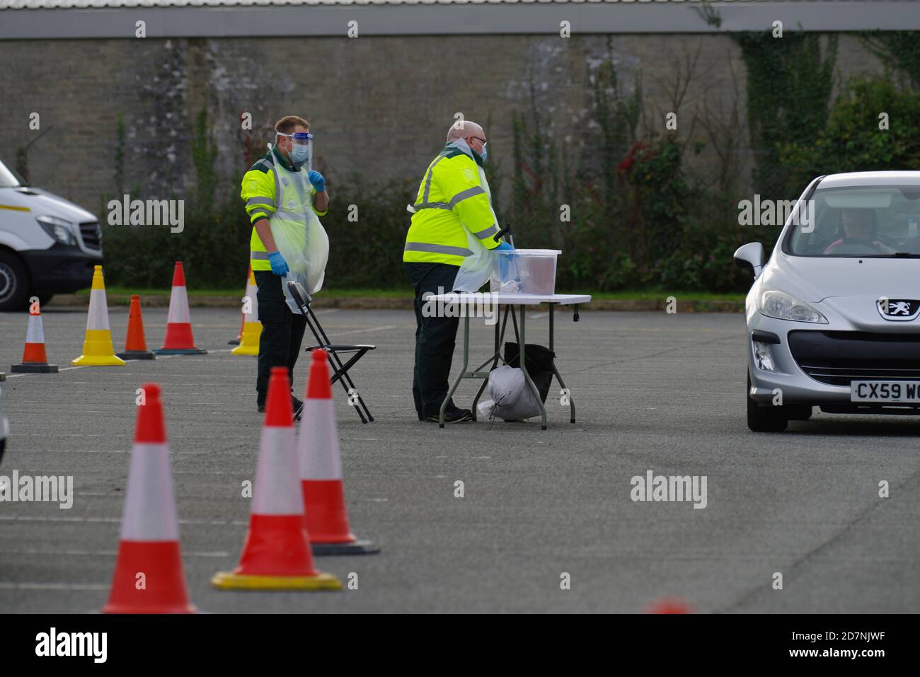 Covid outdoor testing uk hi-res stock photography and images - Alamy
