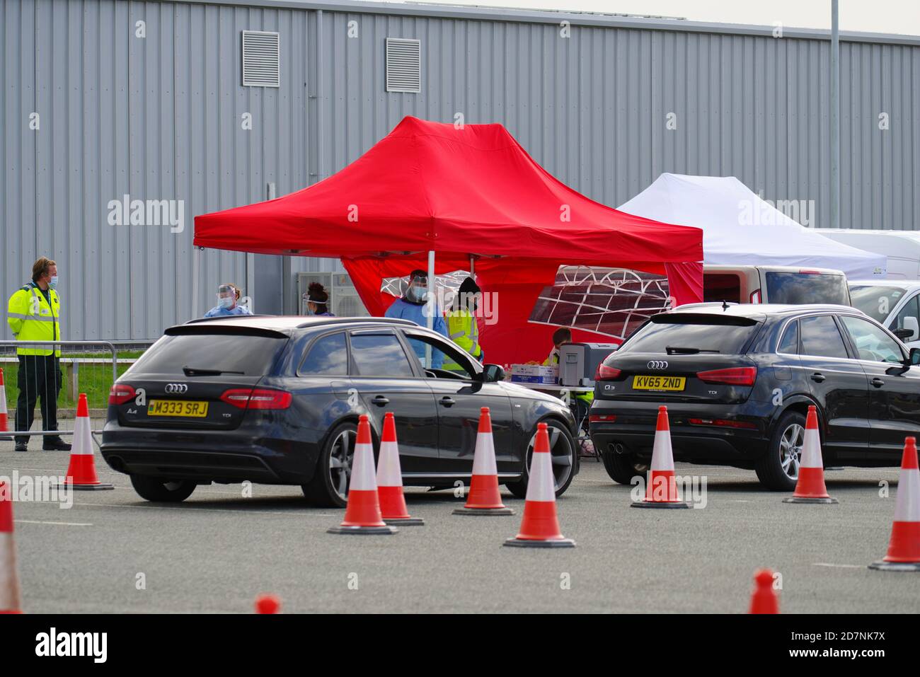 Covid outdoor testing uk hi-res stock photography and images - Alamy