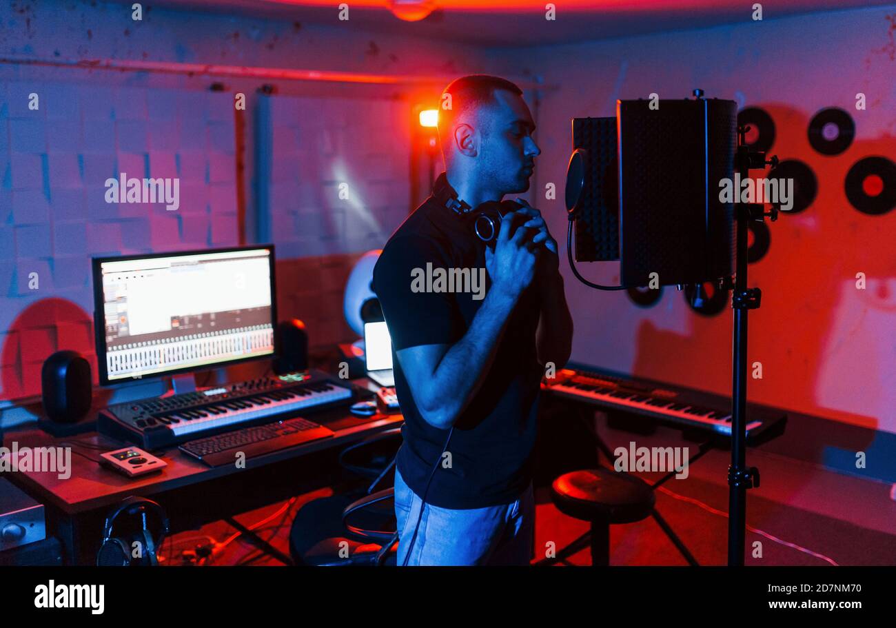 Professional vocalist hi-res stock photography and images - Alamy